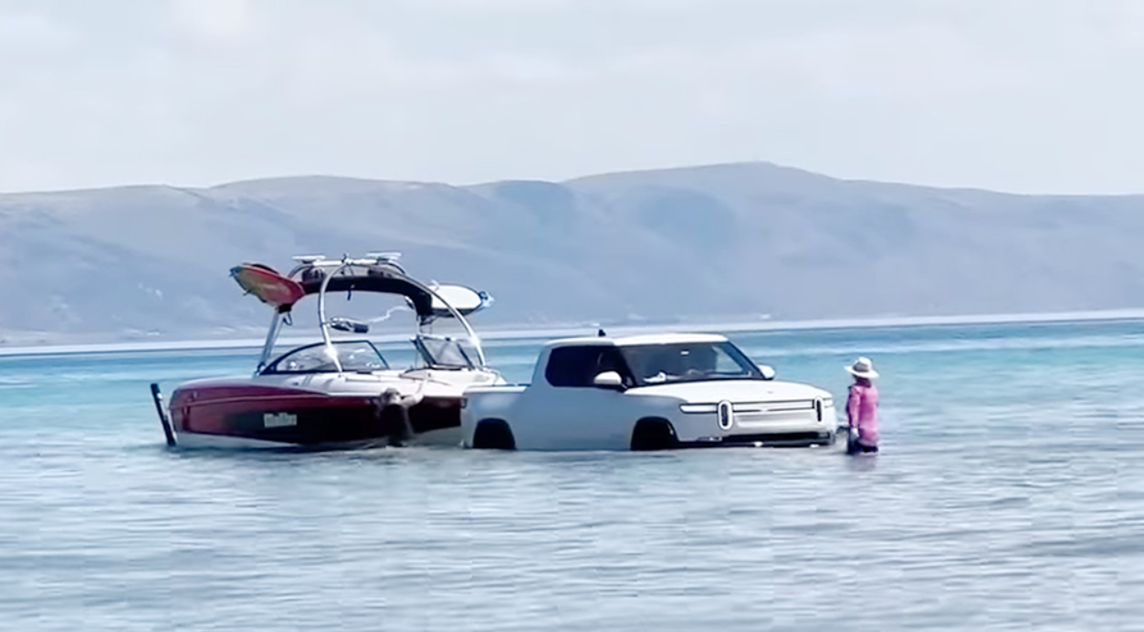 Електропікап Rivian R1T спустили на воду (відео)