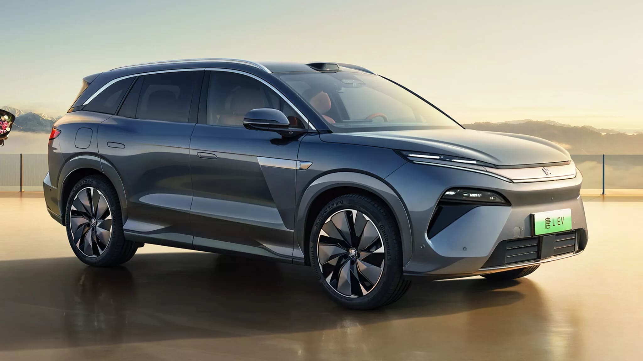 Нові BYD Han L та Tang L EV заряджаються за 5 хвилин на 400 км пробігу