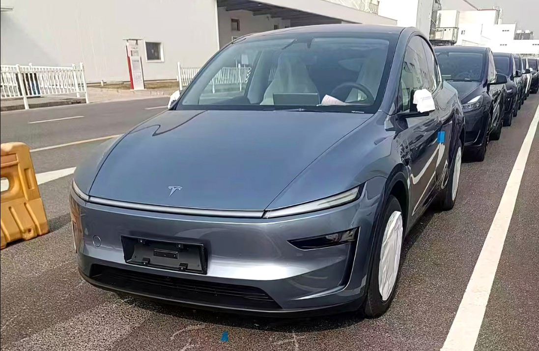 Ось, як виглядає нова Tesla Model Y Juniper 2025 наживо – фото