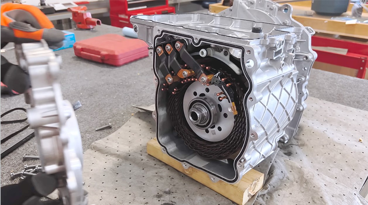 Унікальні електромотори Rivian R1T та R1S показали зсередини