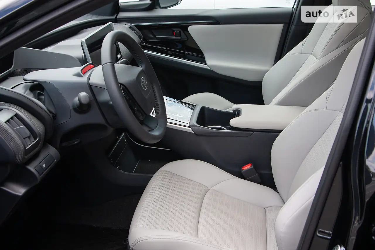 В Україні з'явився перший електрокросовер Toyota bZ4X (фото)