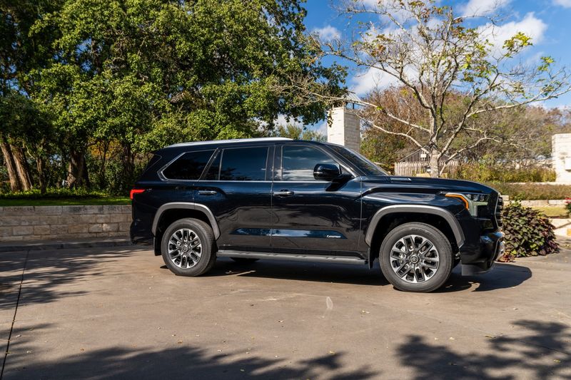 Купить Toyota Sequoia i-Force Max 3.5 V6 Hybrid 10-AT 4WD Capstone 2022 ...