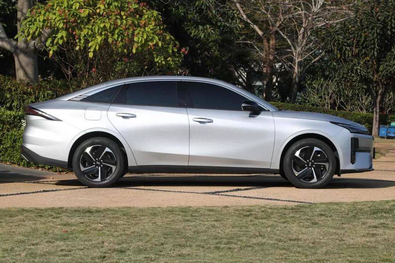 Придбати Geely Galaxy L6 (MY25) EM-i PHEV 19.1 kWh 140KM 1.5i 3DHT FWD ...