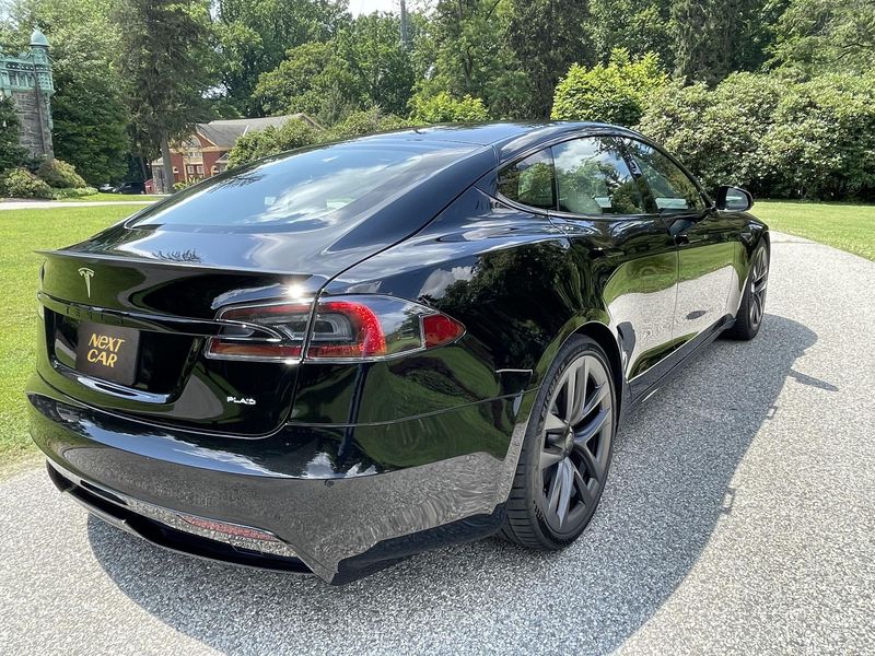 Придбати Tesla Model S Plaid Tri Motor 100.0kWh AWD 2023 в Києві - Nextcar